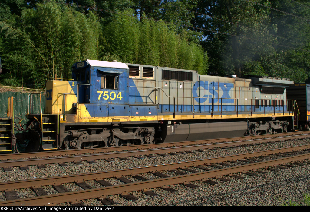 CSX C40-8 7504 trails on Q410-07